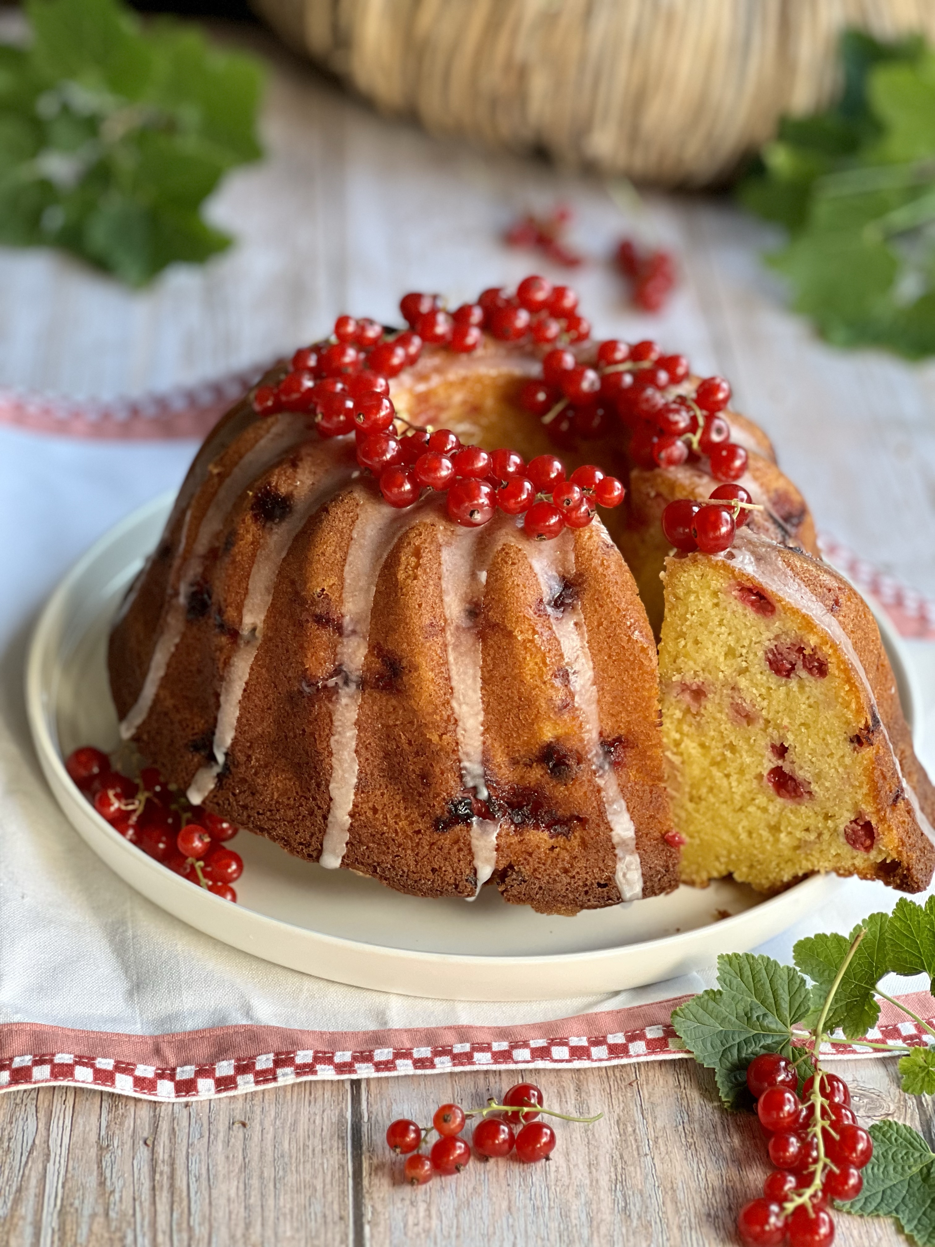Johannisbeer Gugelhupf – FOOD & MORE